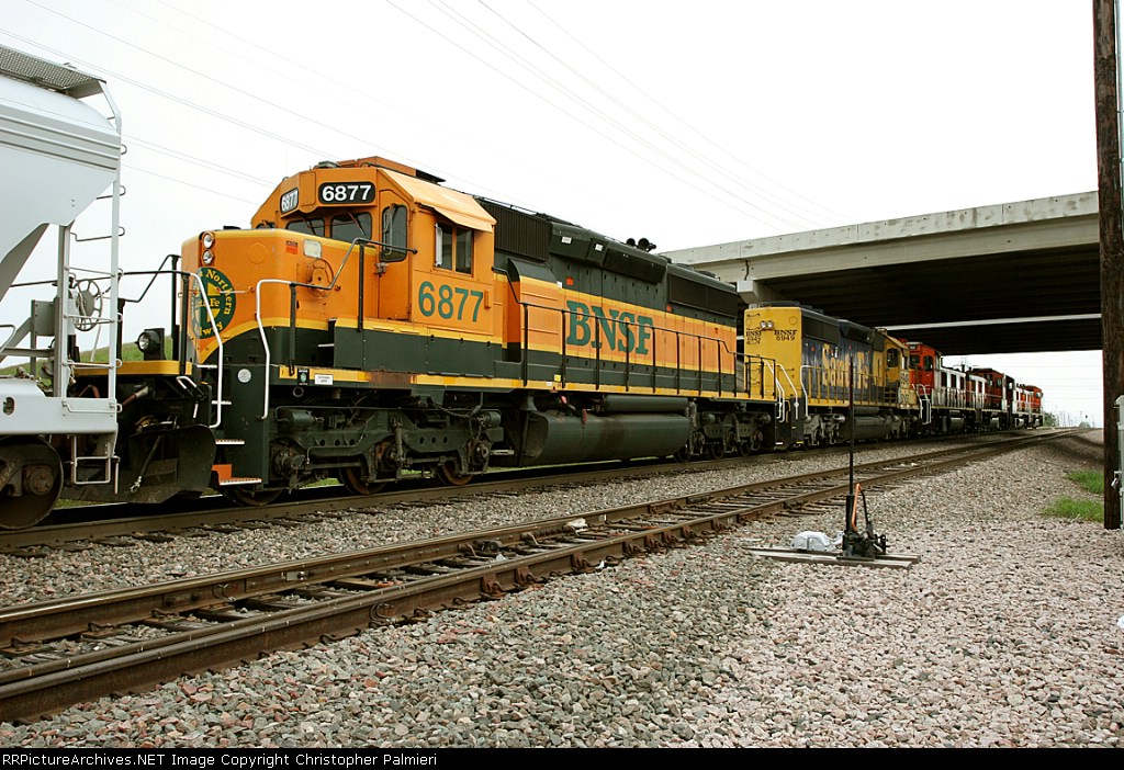 BNSF 6877